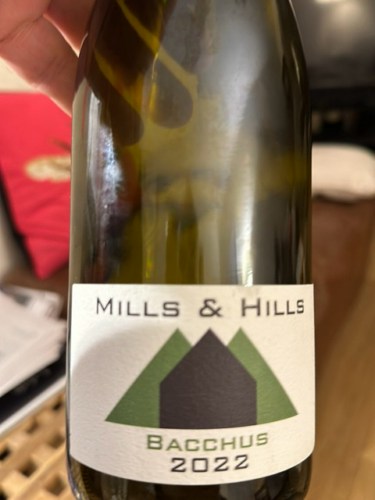 English Wine Project Mills and Hills Bacchus | Vivino US