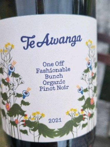 Te Awanga Estate One Off Fashionable Bunch Organic Pinot Noir | Vivino US